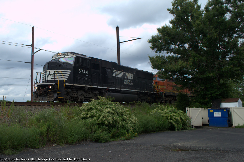 NS SD60I 6744 leads 17G
